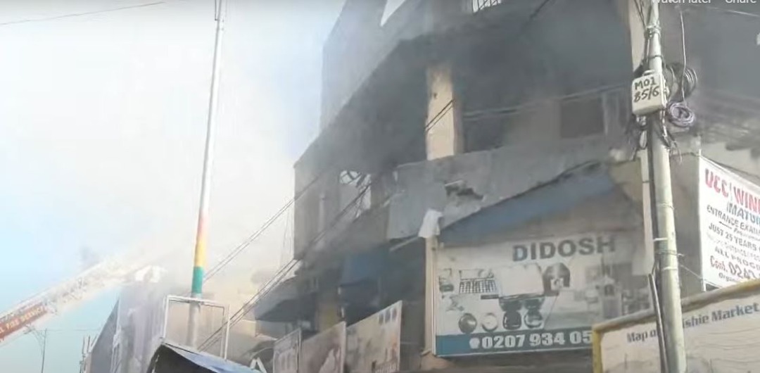 After 6 hours, 12 fire tenders Makola fire dousedÂ - Prime News Ghana